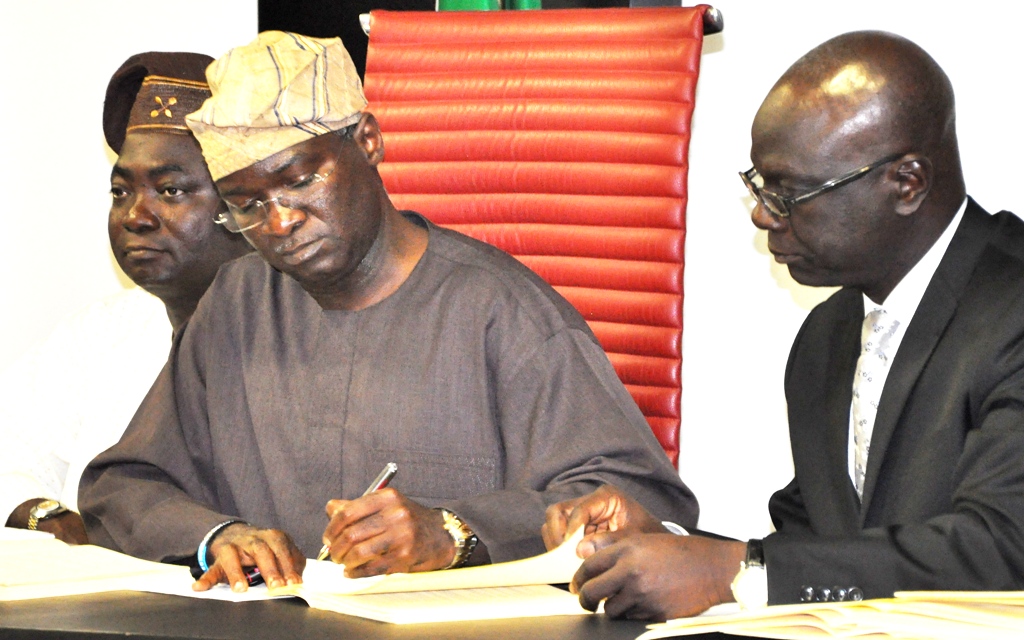 Fashola Approves Law Allowing Residents Of Lagos To Burn Their Dead ...