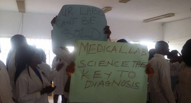 PHOTOS: Lab Scientists Protest At University of Nigeria Teaching ...