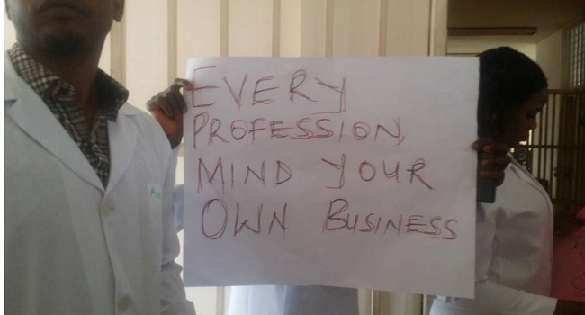 PHOTOS: Lab Scientists Protest At University of Nigeria Teaching ...