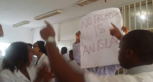 PHOTOS: Lab Scientists Protest At University of Nigeria Teaching ...