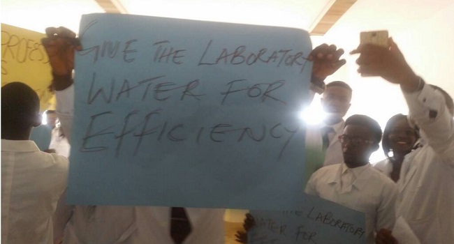 PHOTOS: Lab Scientists Protest At University of Nigeria Teaching ...