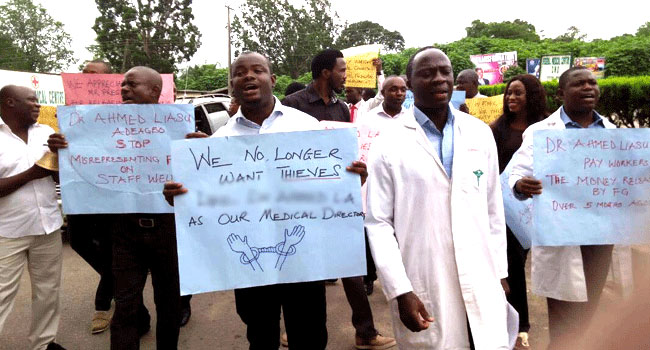 FMC Owo Resident Doctors Protest In Ondo – Channels Television