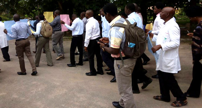 FMC Owo Resident Doctors Protest In Ondo – Channels Television