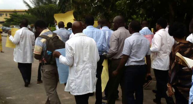 FMC Owo Resident Doctors Protest In Ondo – Channels Television