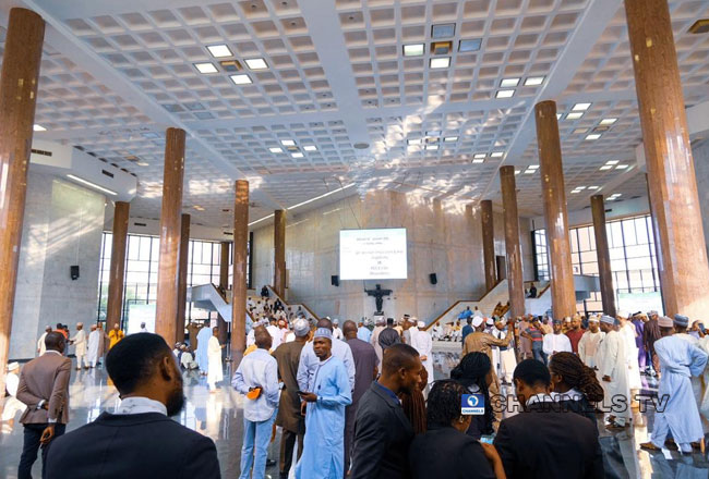 PHOTOS: Crowds Storm Supreme Court For Governorship Appeals Hearing ...