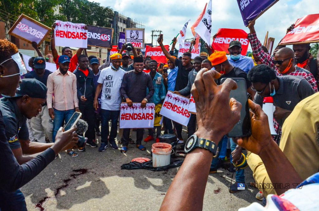 Nigerians Take #EndSARS Protest To Police Headquarters, Other States ...