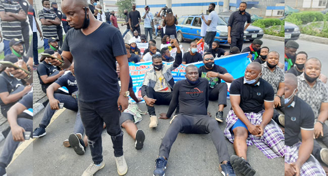 Pirates Attacks: Bonny Island Residents Storm Rivers Govt House ...