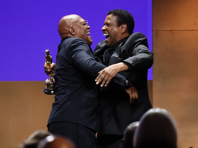 Denzel Washington Presents Samuel L. Jackson With First Oscar: ‘I’m ...