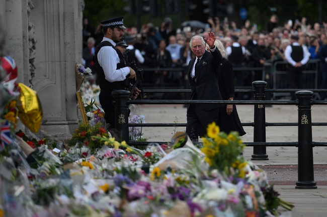 ‘God Save The King!’ Smiling Charles Greets Crowd At Palace – Channels ...