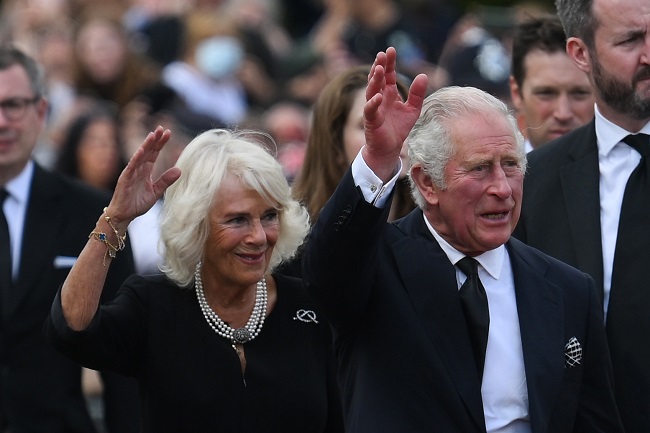‘God Save The King!’ Smiling Charles Greets Crowd At Palace – Channels ...