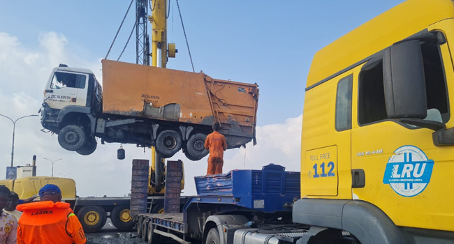 PHOTOS: LASEMA Recovers Waste Truck From Lagos Lagoon – Channels Television